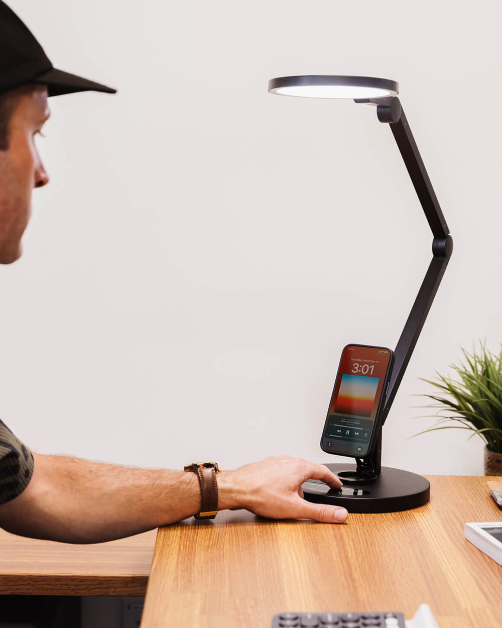 Magnetic Phone Stand for iPhone MagSafe | Lume Cube